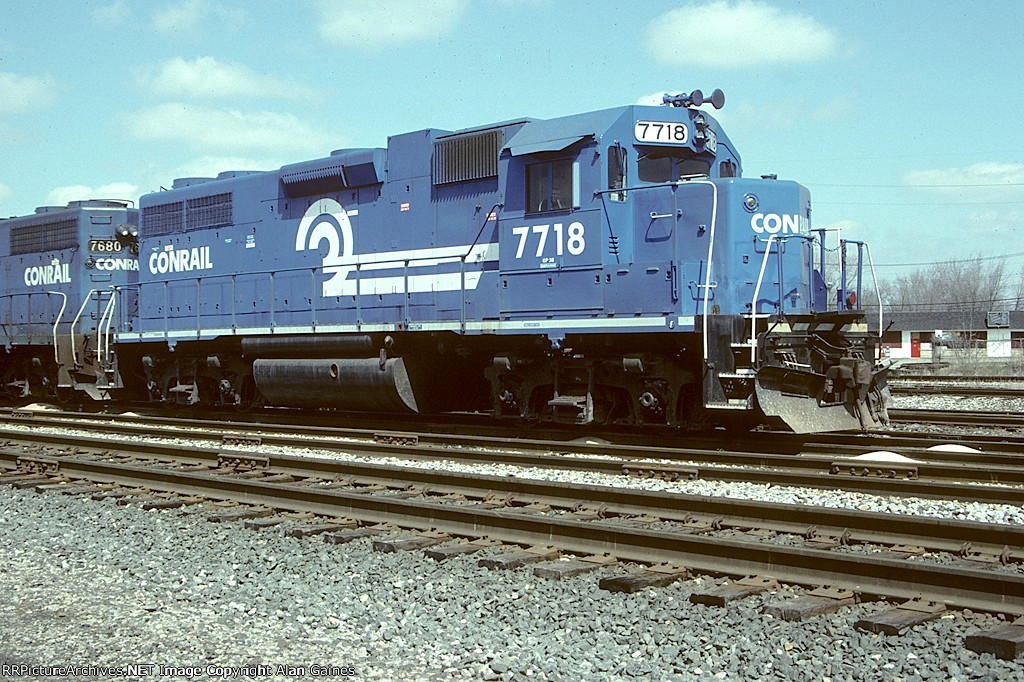 CR GP38 7718